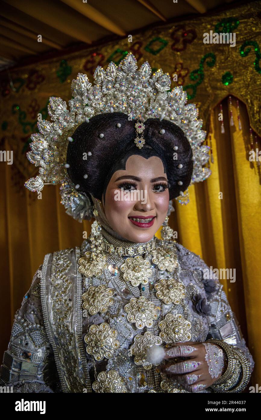 Traditional costumes during a bugis weeding in Sulawesi, Indonesia ...