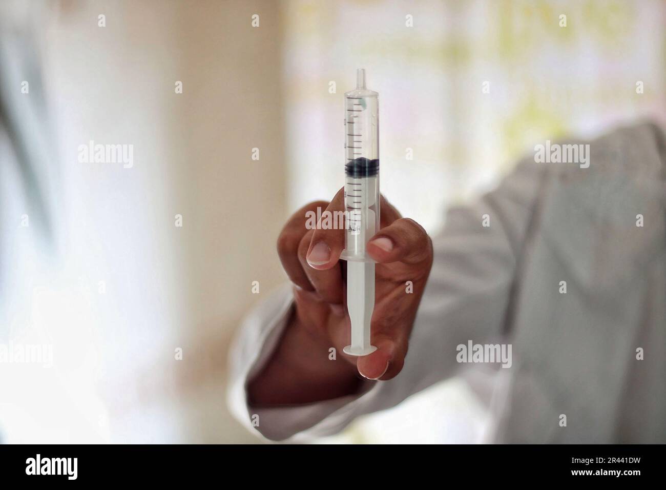 Medical doctor hand holding syringe hi-res stock photography and images ...