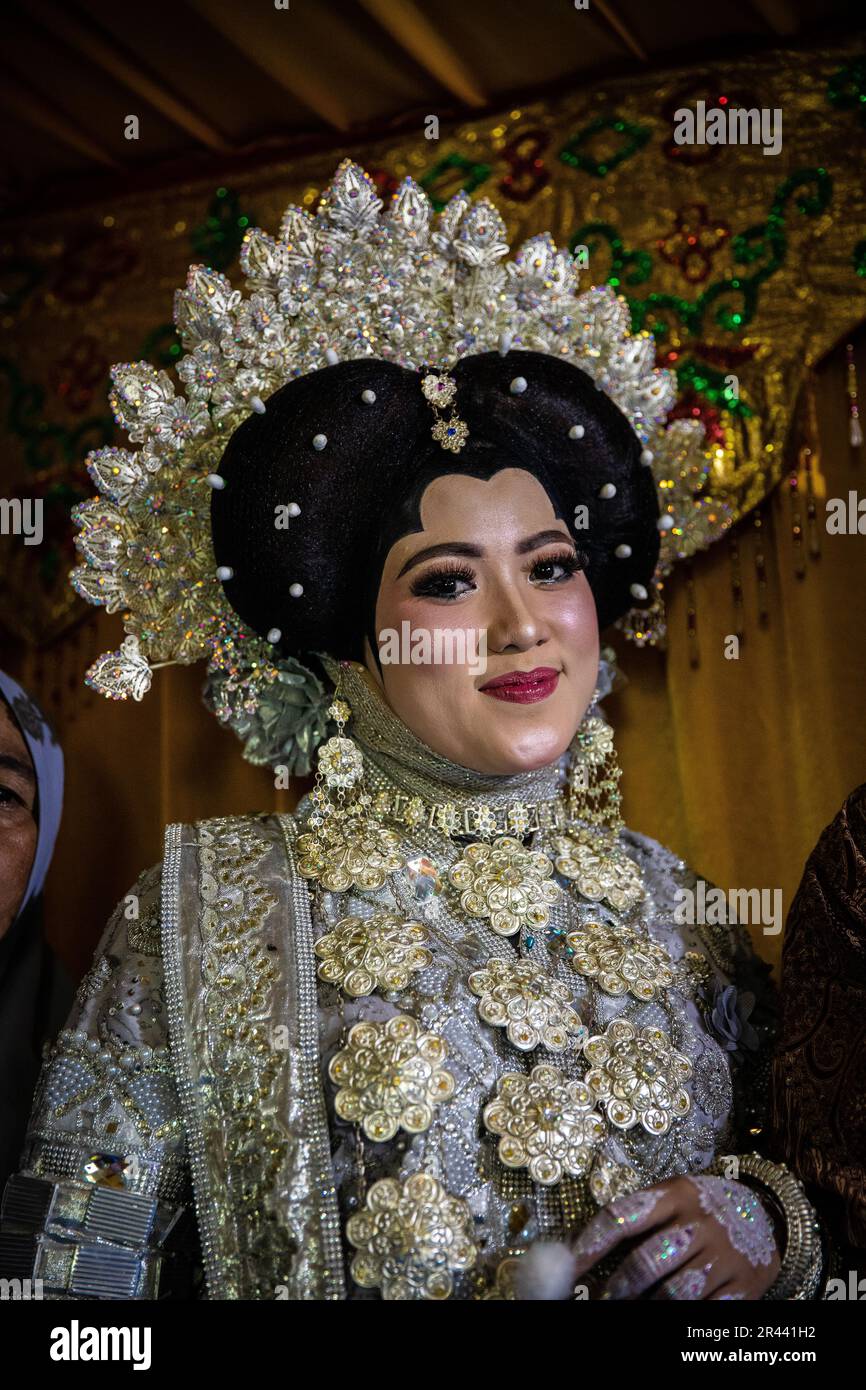Traditional costumes during a bugis weeding in Sulawesi, Indonesia ...
