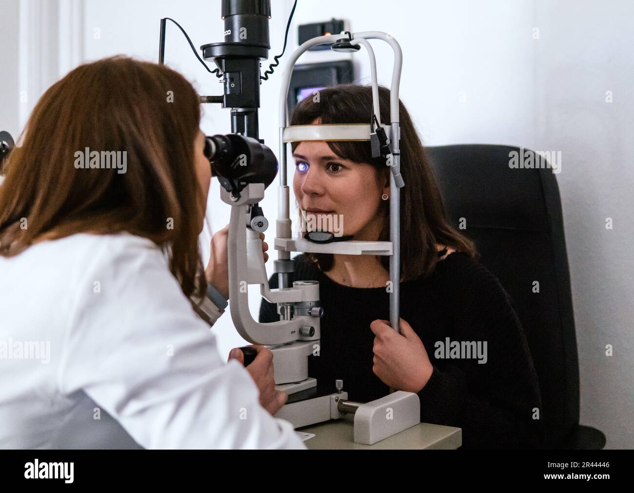 Looking diagnostic hi-res stock photography and images - Alamy