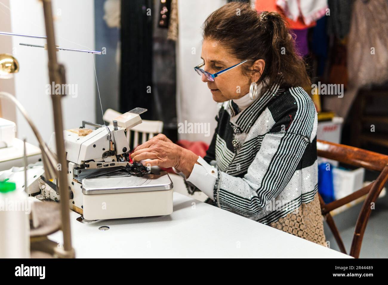 seamstress threading the thread on the sewing machine Stock Photo - Alamy
