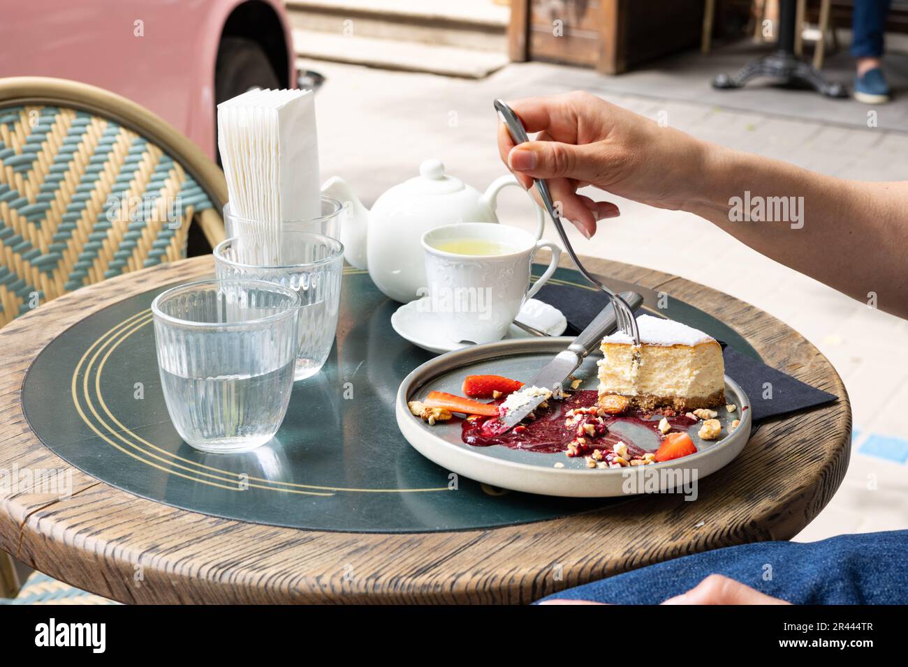 Cheesecake woman hi-res stock photography and images - Alamy