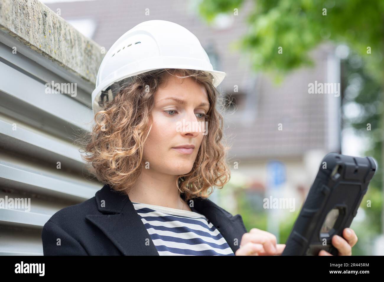 Female concentrate hi-res stock photography and images - Alamy