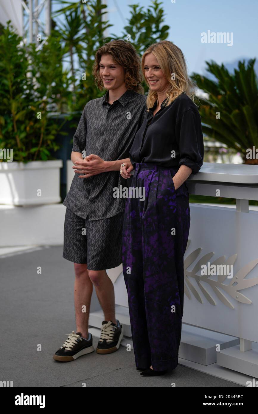 Samuel Kircher, left, and Lea Drucke pose for photographers at the ...