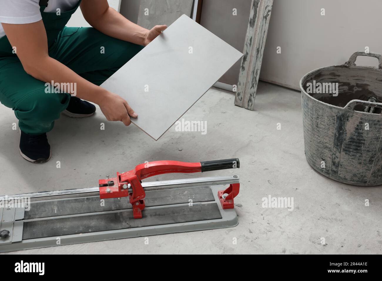 Hands holding ceramic floor hi-res stock photography and images - Alamy