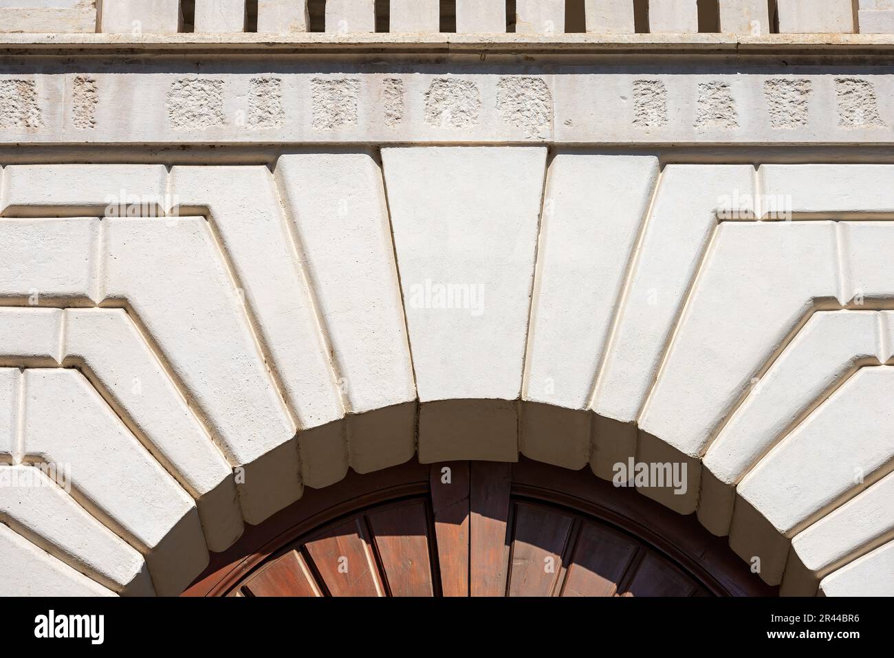 Old fashioned cornice hi-res stock photography and images - Alamy