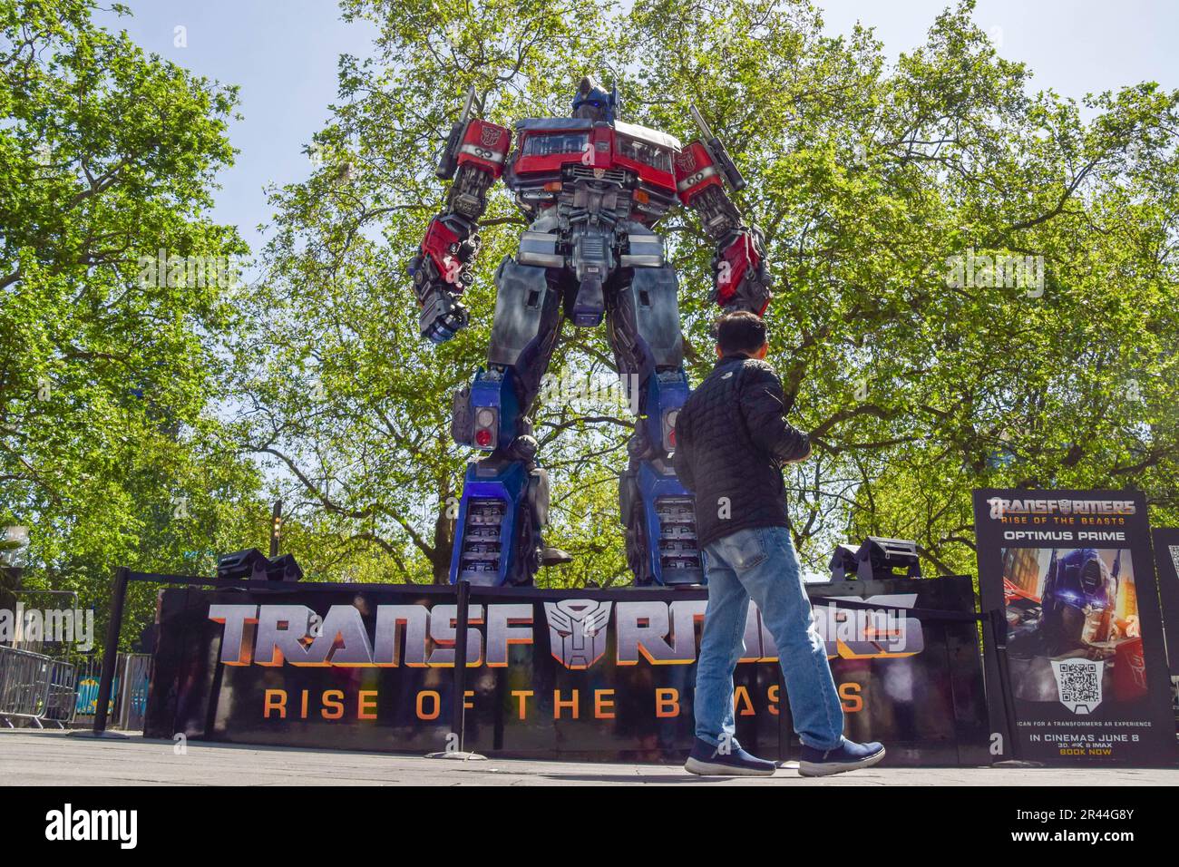 London, England, UK. 26th May, 2023. A man passes by the statue of ...