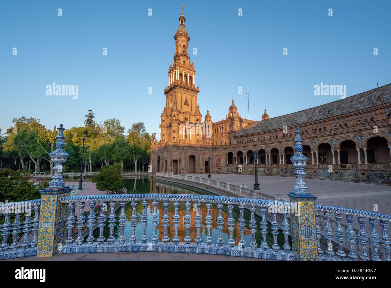 Tower bridge plaza hi-res stock photography and images - Alamy