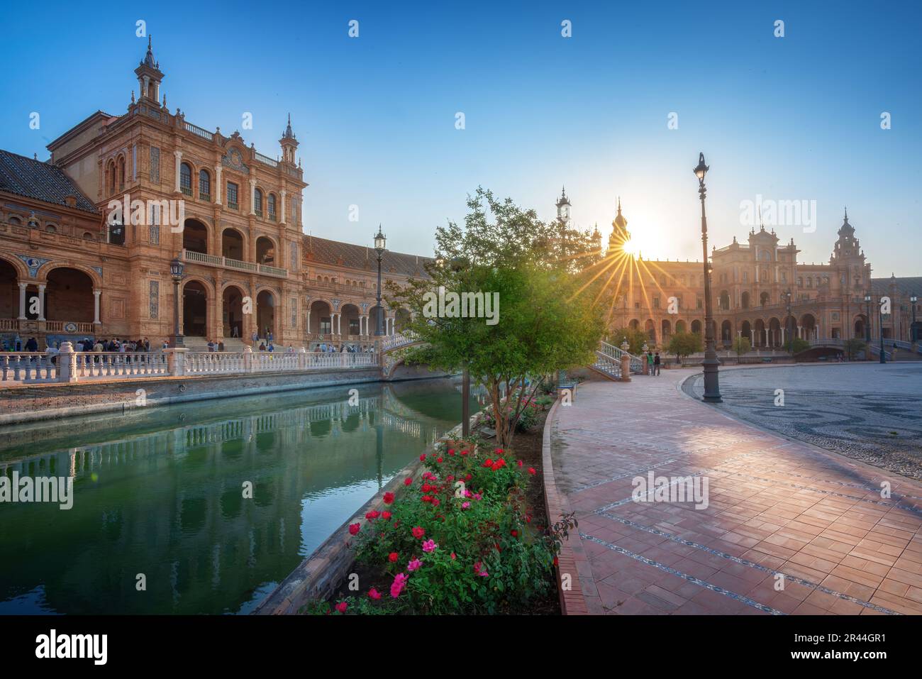 Plaza de Espana at sunrise with Puerta de Aragon Pavilion (Aragon Door ...