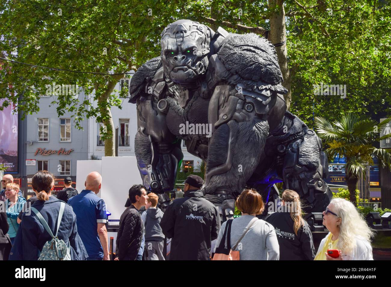 London, England, UK. 26th May, 2023. Crowds gather around the statue of ...