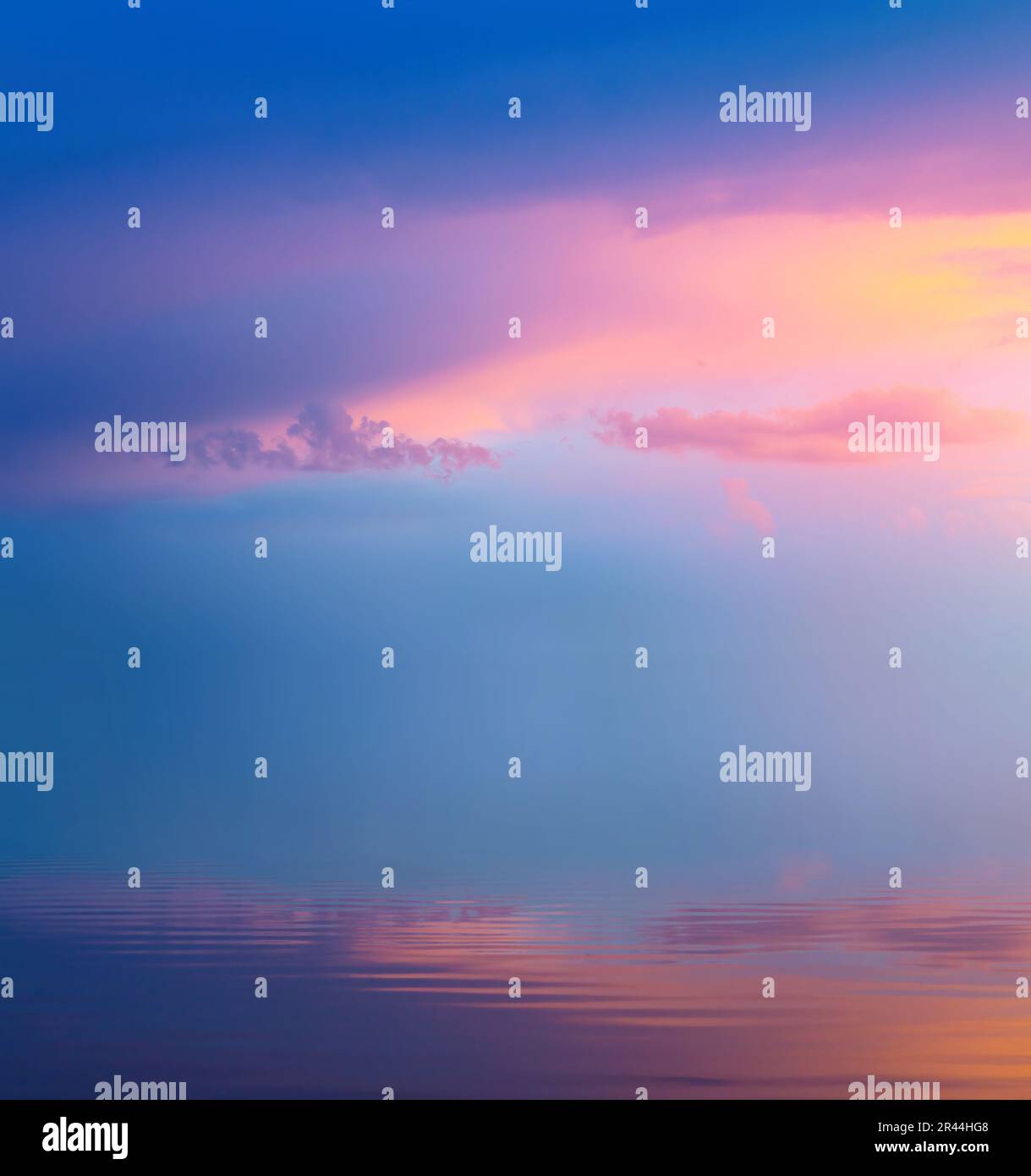 Pink cloud sunset over ocean hi-res stock photography and images - Alamy
