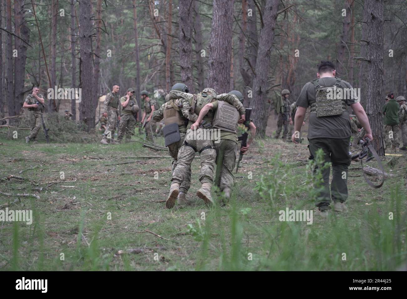 Soldiers of UkraineÕs Armed Forces Regular Infantry recieve intensive ...