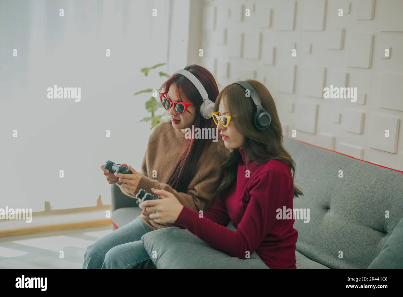 How to win friends hi-res stock photography and images - Alamy