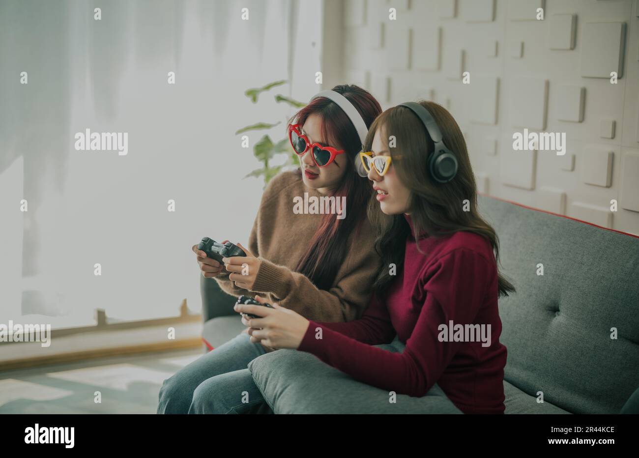 How to win friends hi-res stock photography and images - Alamy