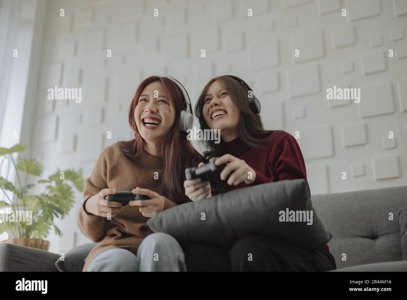 How to win friends hi-res stock photography and images - Alamy