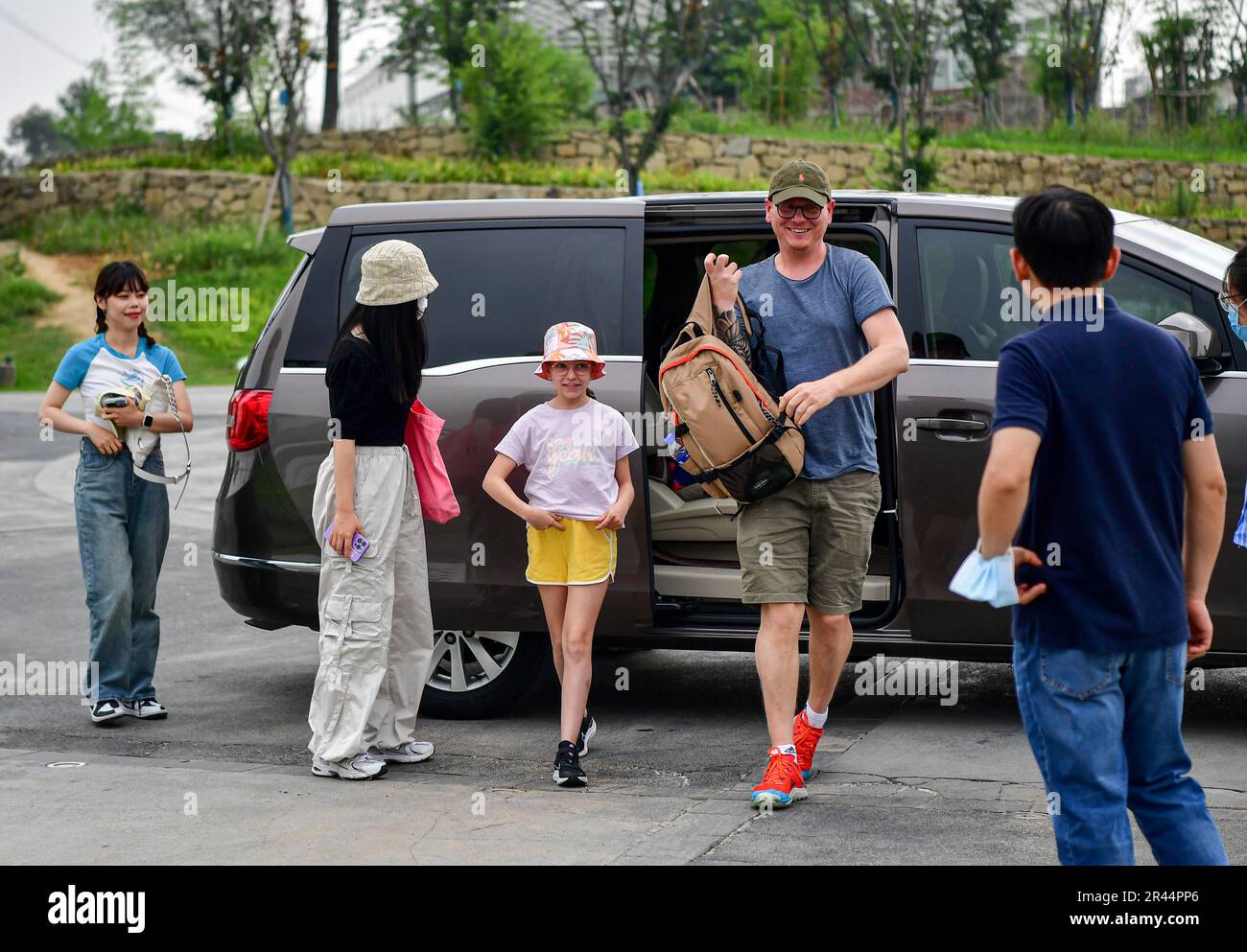 (230526) -- CHENGDU, May 26, 2023 (Xinhua) -- Ninon Vernay and her ...