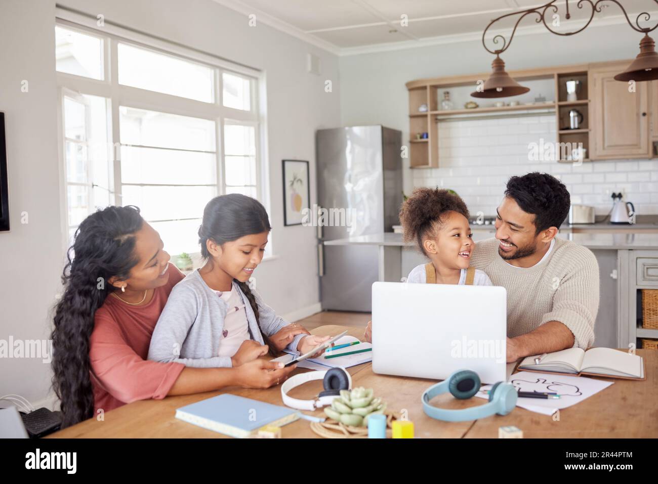 Working parents with their kids hi-res stock photography and images - Alamy