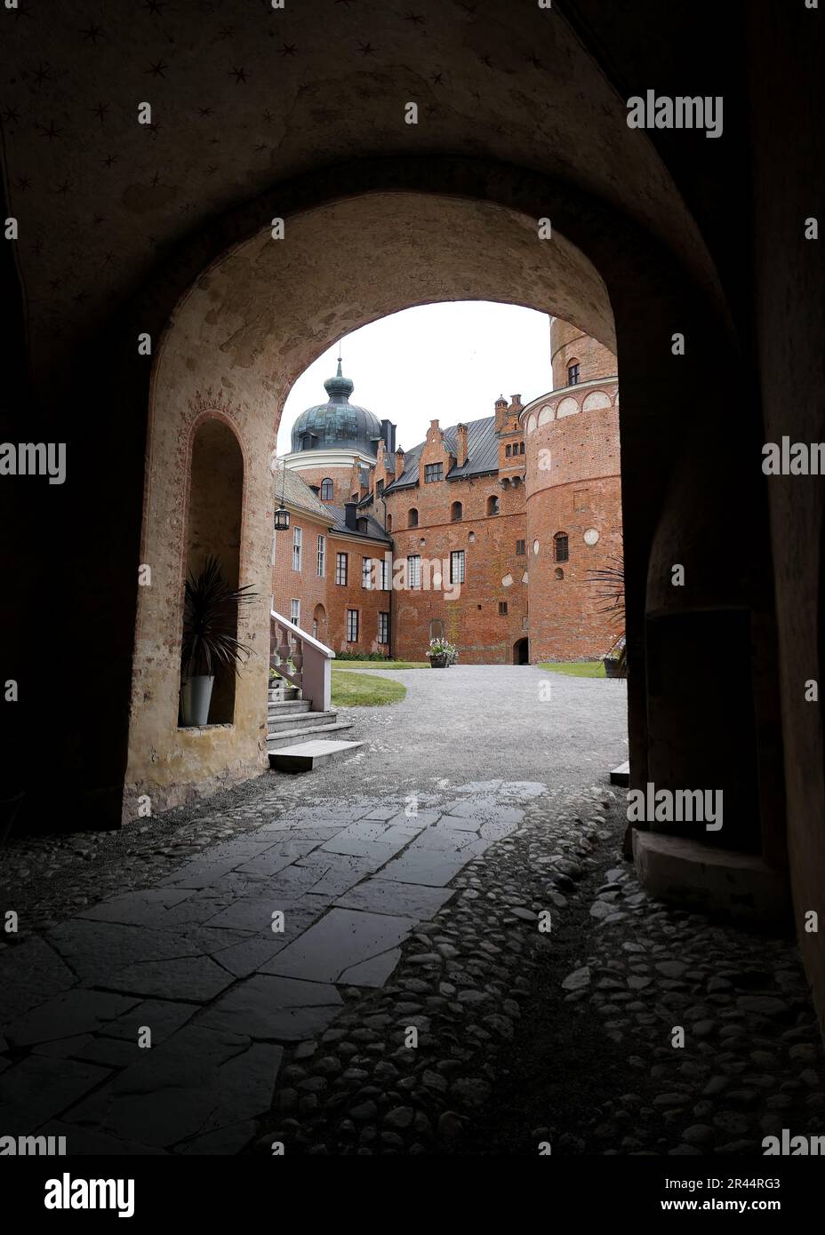 Empty alley amidst buildings hi-res stock photography and images - Alamy