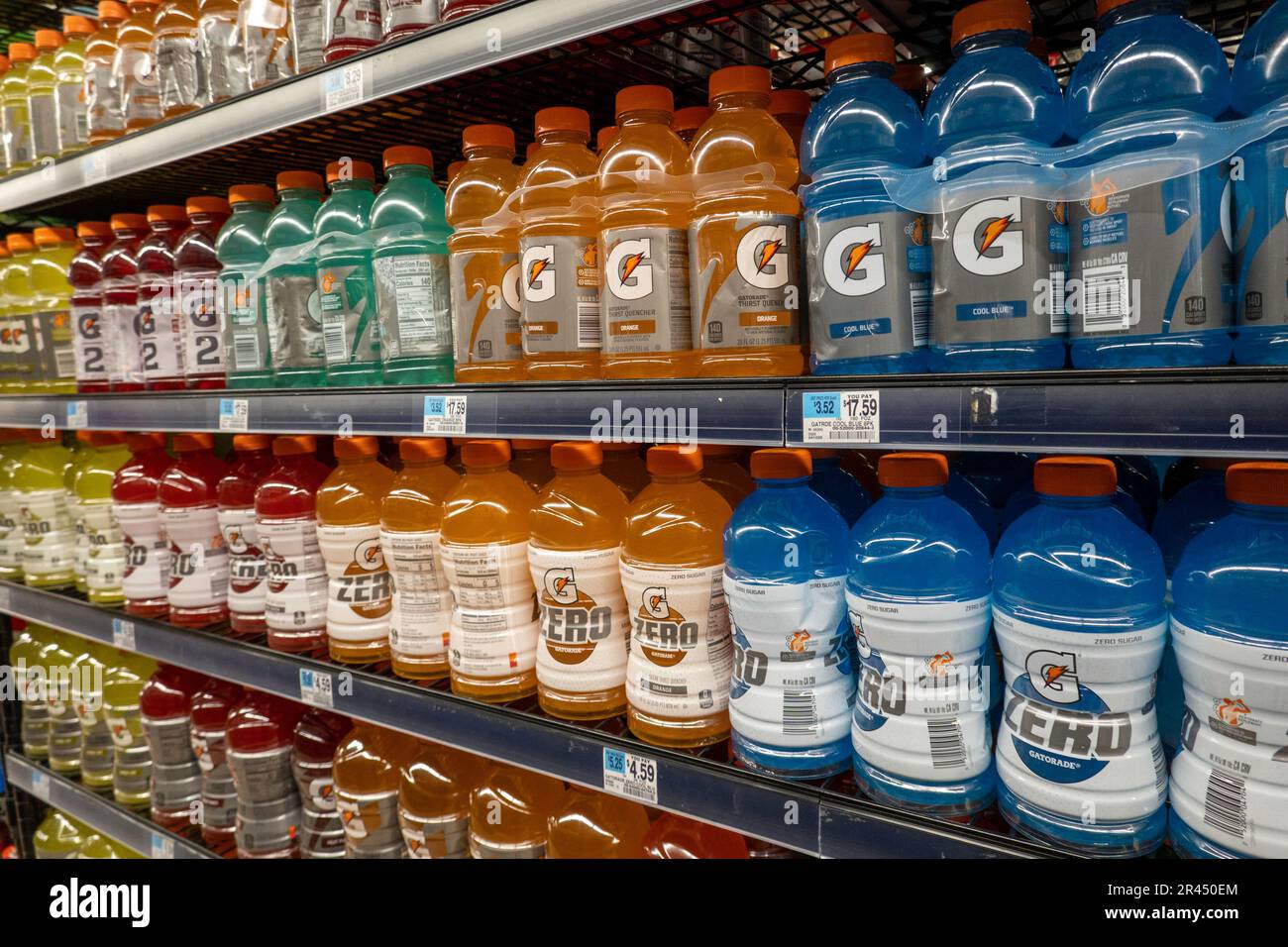 Gatorade grocery store hi-res stock photography and images - Alamy