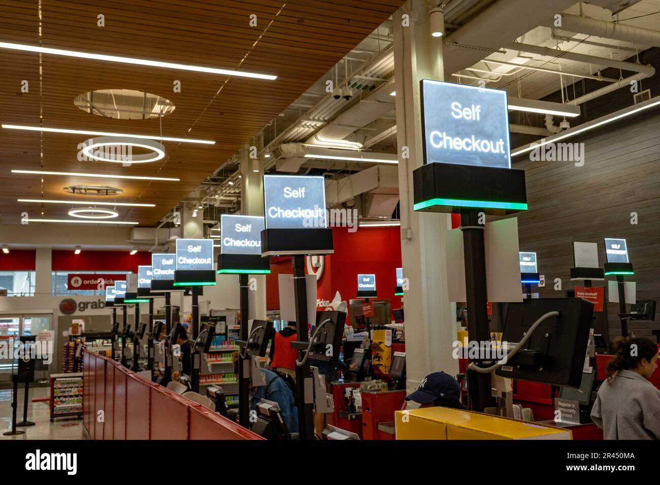 Self checkout guidance hi-res stock photography and images - Alamy