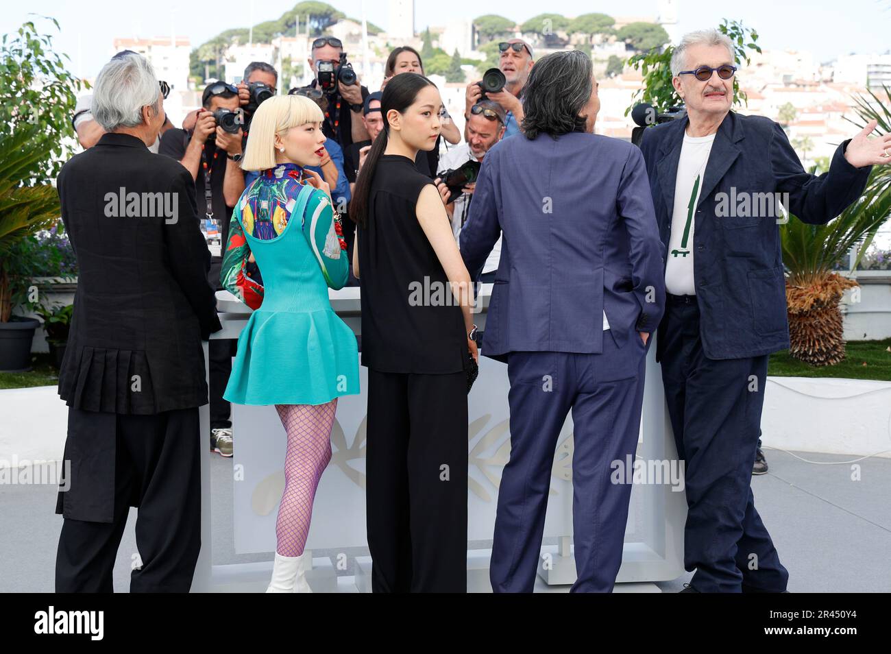 Min Tanaka, Aoi Yamada, Arisa Nakano, Koji Yakusho und Wim Wenders beim ...