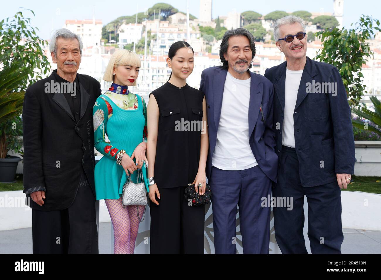 Min Tanaka, Aoi Yamada, Arisa Nakano, Koji Yakusho und Wim Wenders beim Photocall zum Kinofilm ...