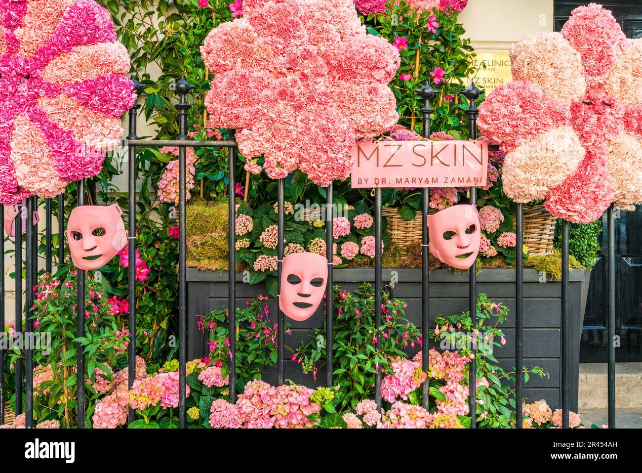 LONDON, UK - MAY 24, 2023: A spectacular floral display for Chelsea in ...