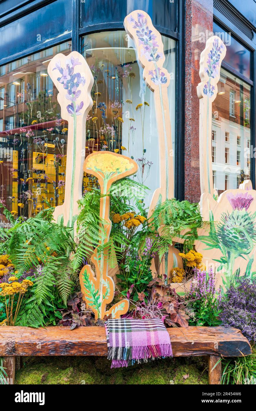 LONDON, UK - MAY 24, 2023: A spectacular floral display decorates ...