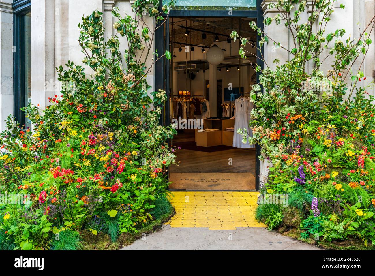 LONDON, UK - MAY 24, 2023: A spectacular floral display decorates ...