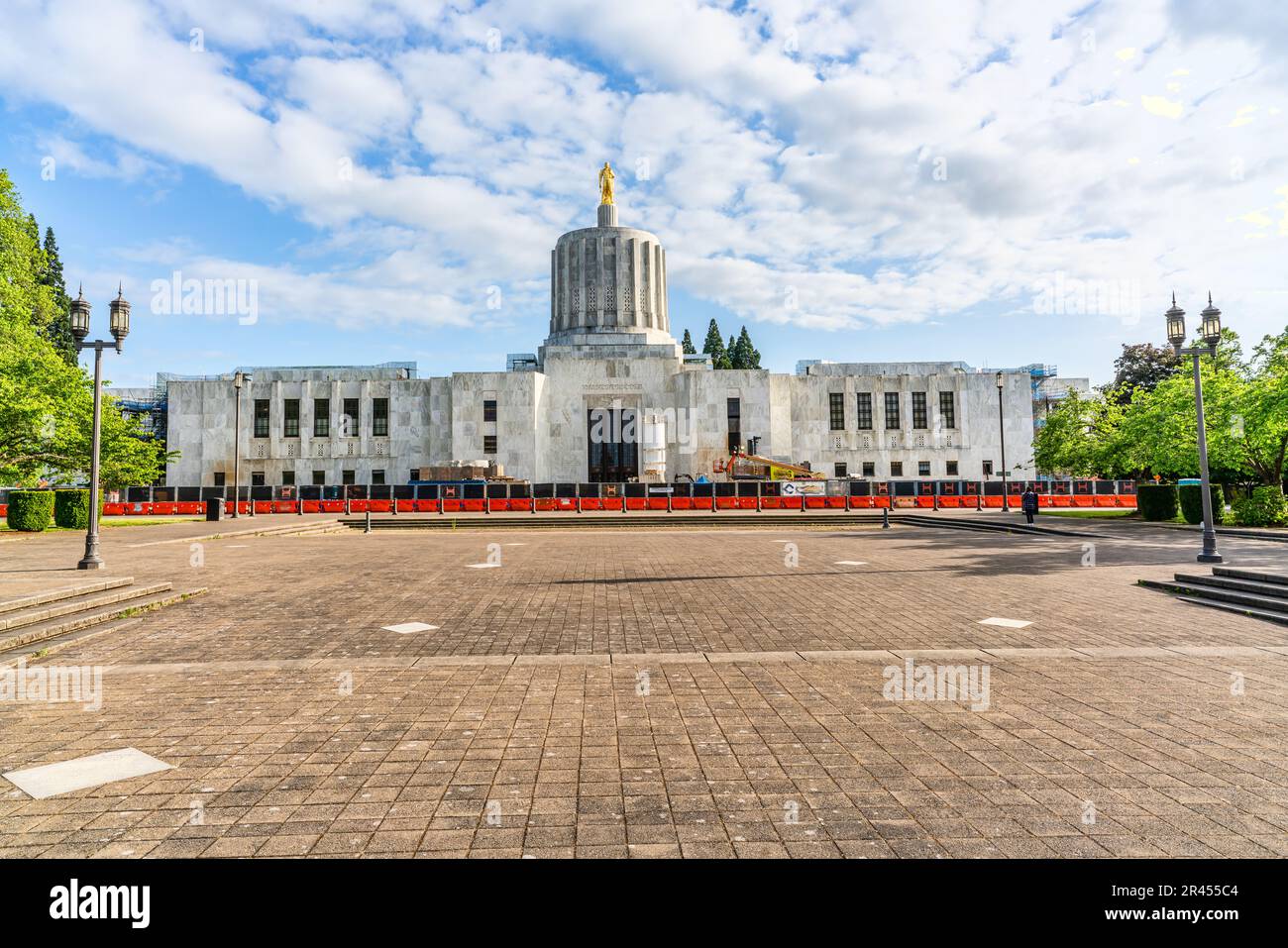 A view of the captiol building in Oregon State while under construction ...
