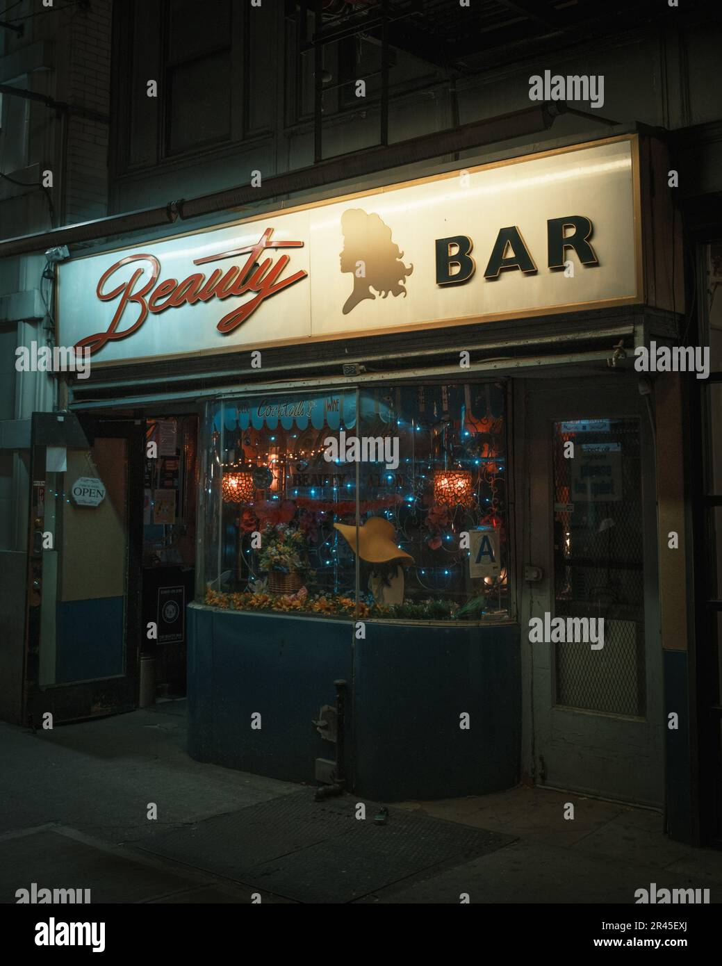 Beauty bar hi-res stock photography and images - Alamy