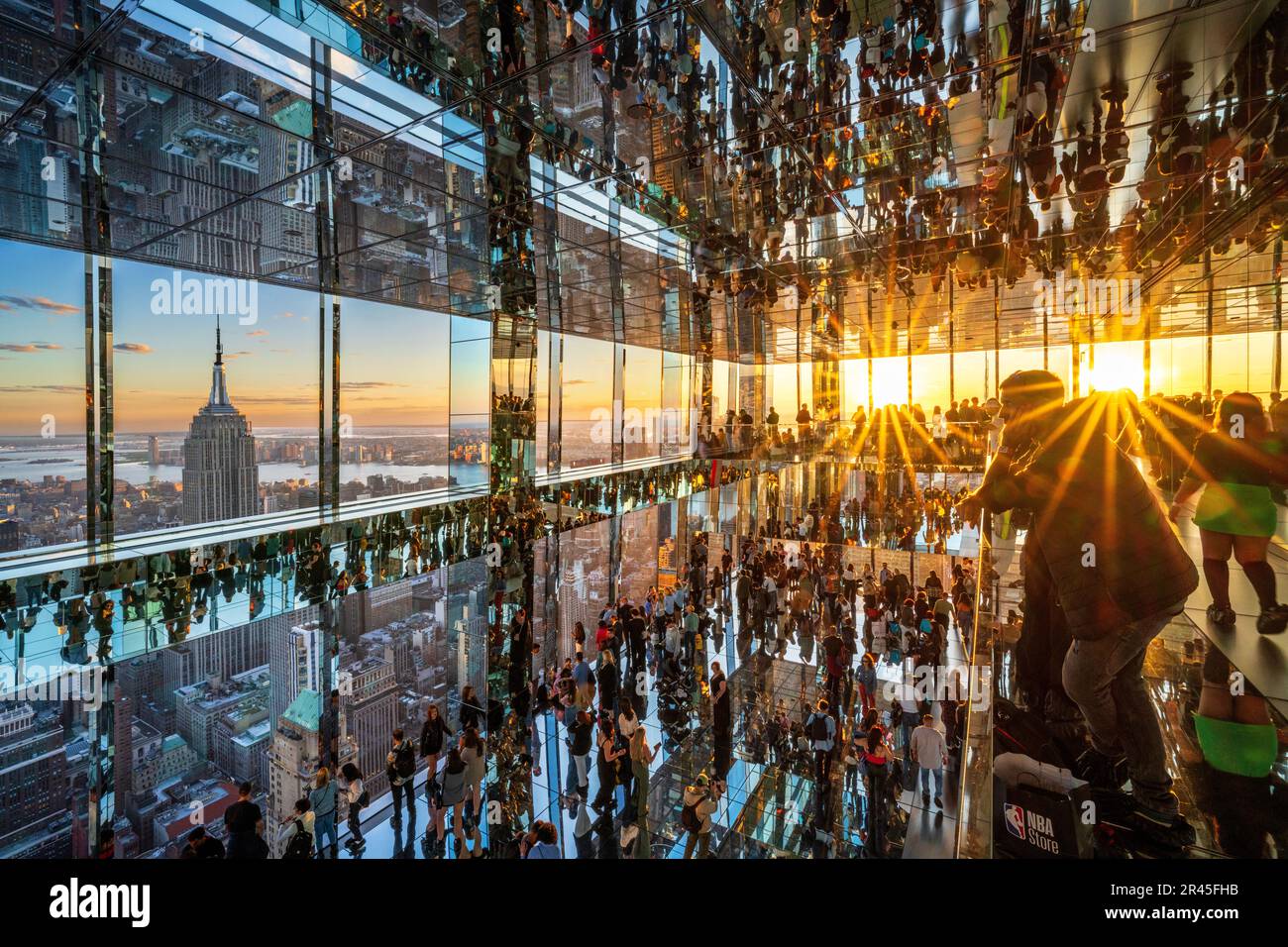 Summit , One Vanderbilt, Observation Skyscraper Platform Mirrored ...