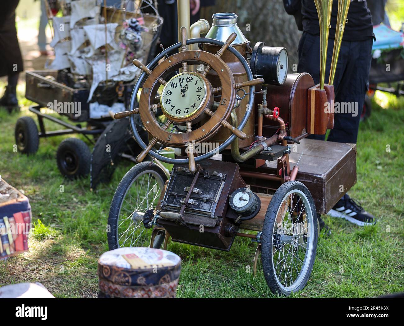 Car from the 90s hi-res stock photography and images - Alamy