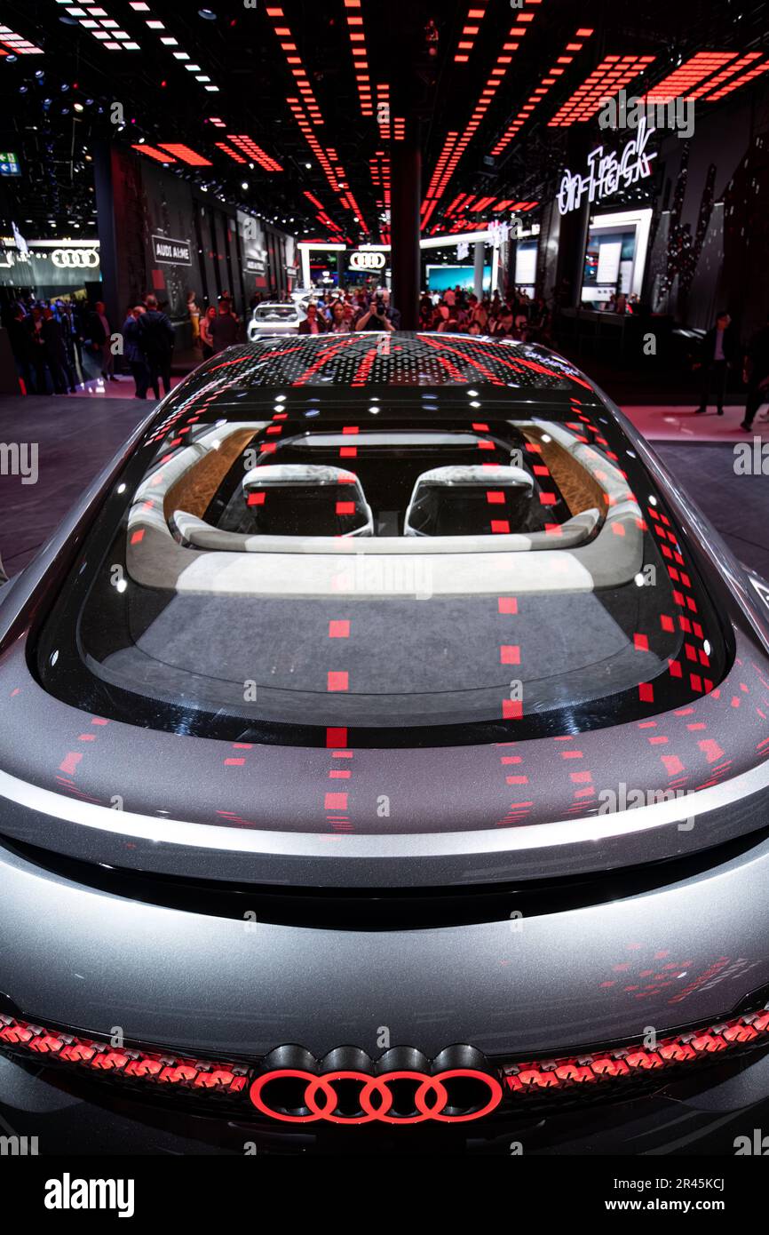 Fully autonomous vehicle hi-res stock photography and images - Alamy