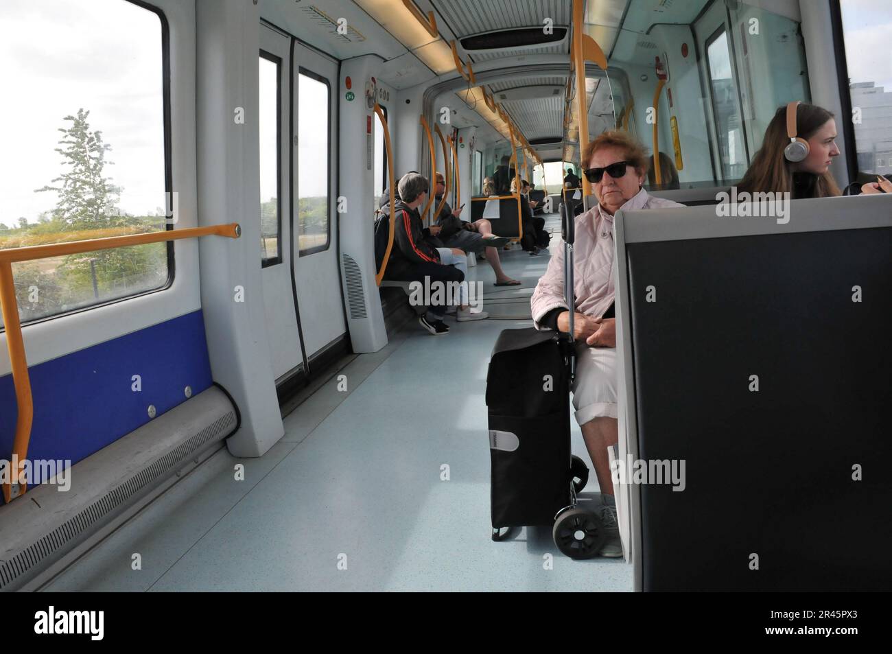 Train passengerstarvel hi-res stock photography and images - Alamy
