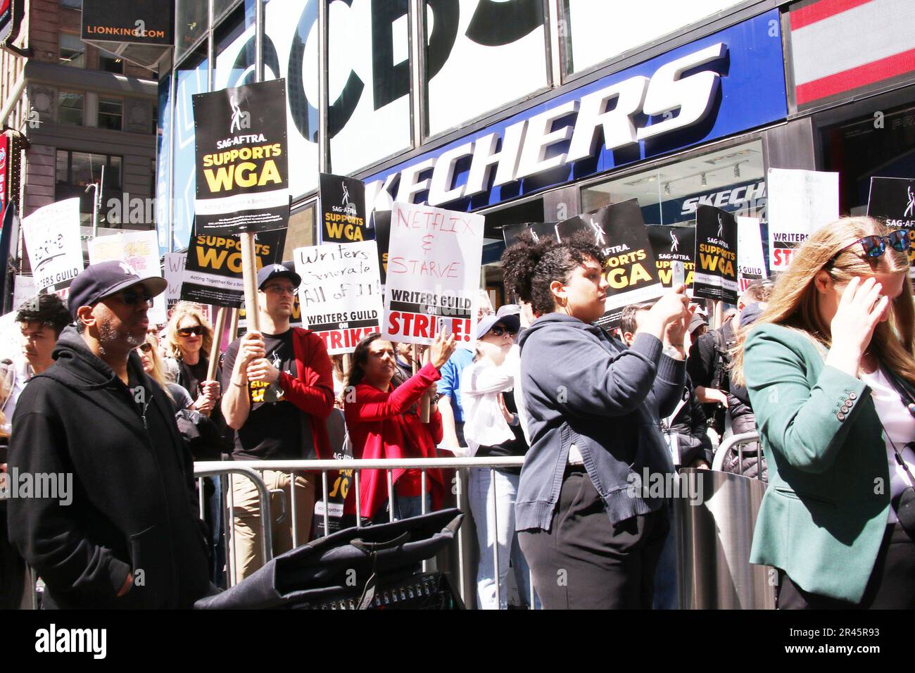The paramount building on times square in new york hi-res stock ...