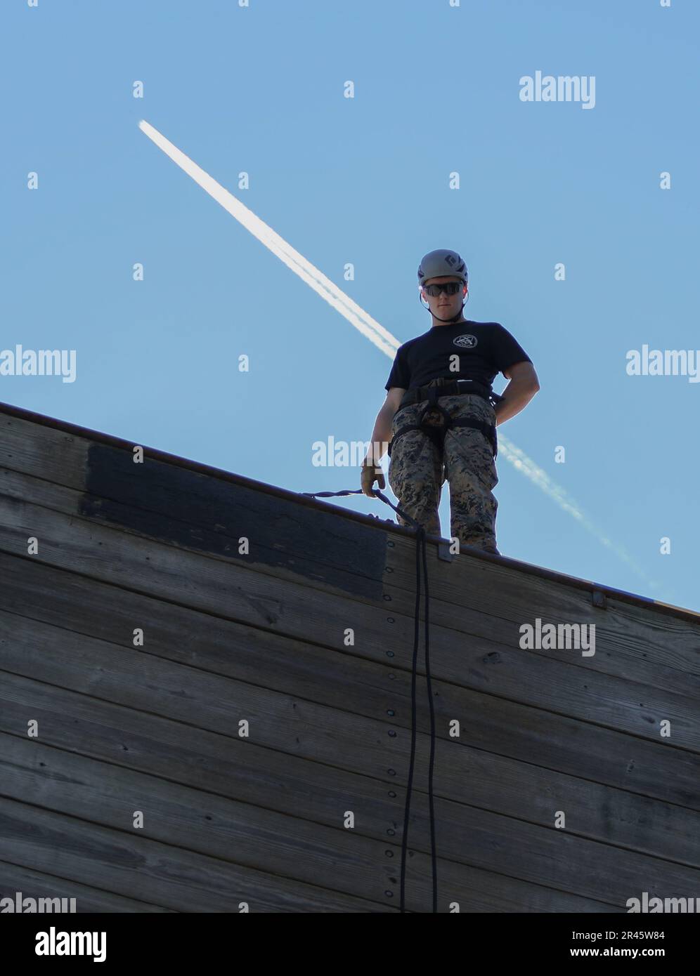 Recruits with Hotel Company, 2nd Recruit Training Battalion, execute ...