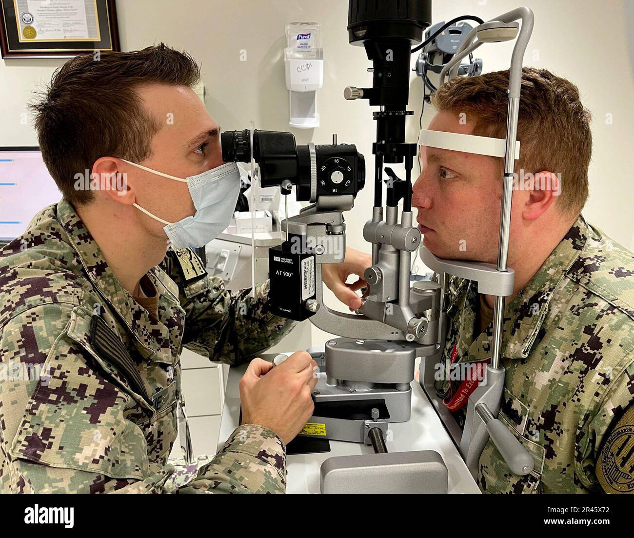 Macular degeneration symptoms hi-res stock photography and images - Alamy