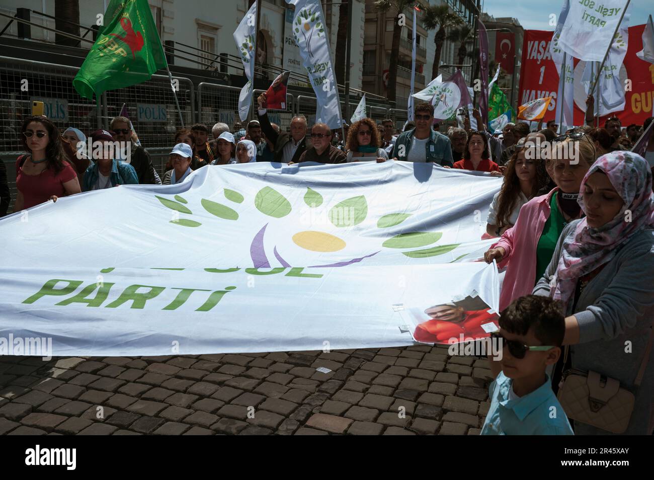 Kurdish members of the Ye?il Sol Parti (Green Left Party) seen with a ...