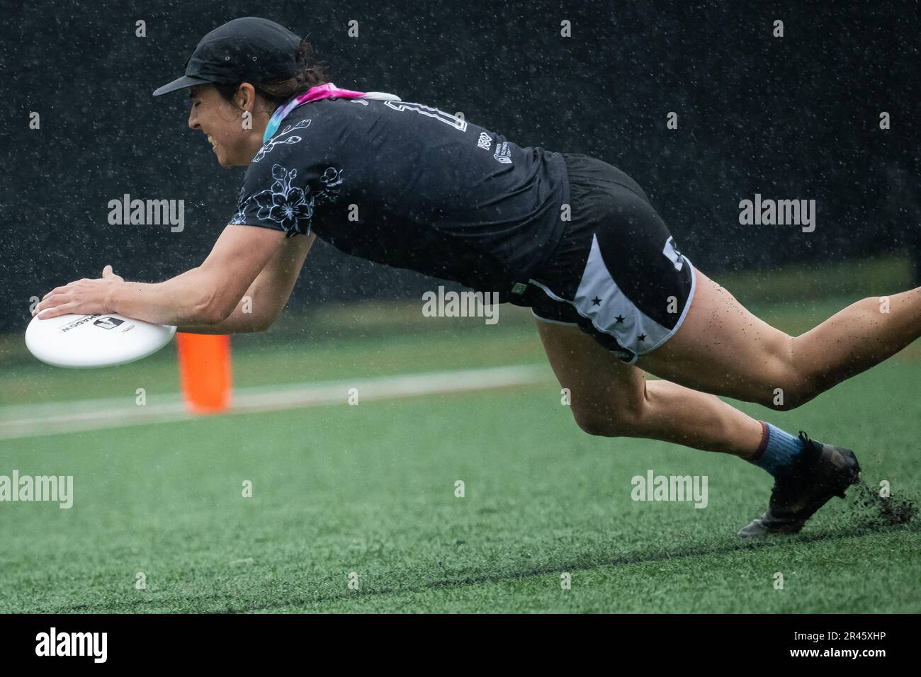 Ultimate frisbee catch hi-res stock photography and images - Alamy