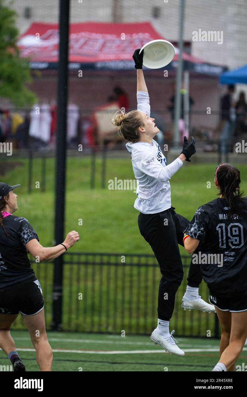 Ultimate frisbee catch hi-res stock photography and images - Alamy