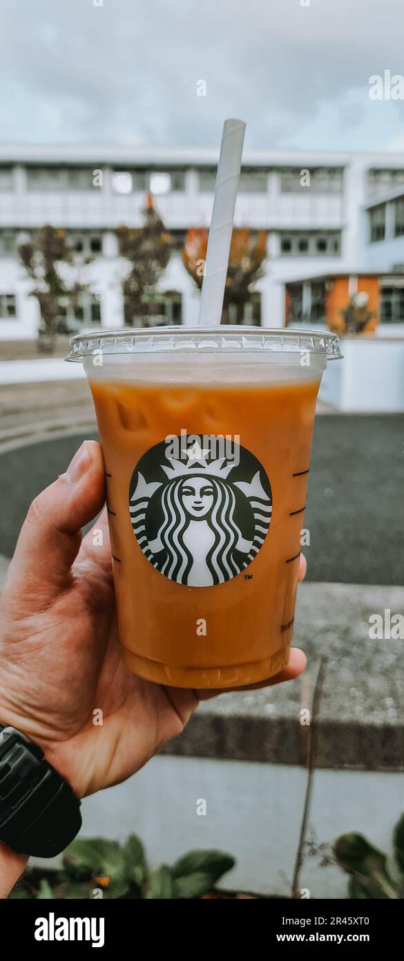 Hand holding starbucks drink hi-res stock photography and images - Alamy