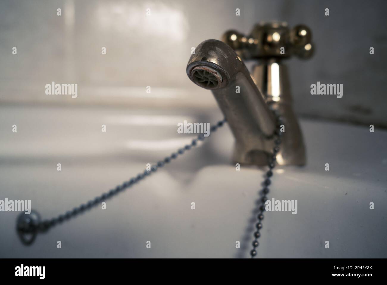 Turn on water tap slow hi-res stock photography and images - Alamy