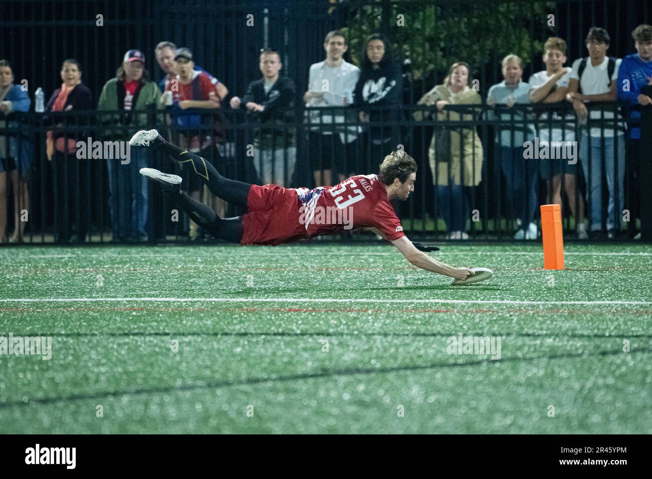 Ultimate frisbee catch hi-res stock photography and images - Alamy