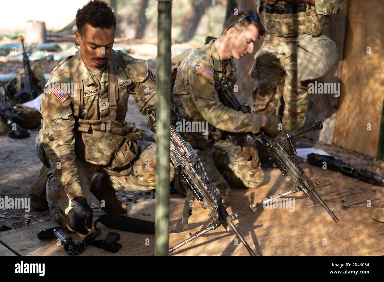 Soldiers from the 3rd Infantry Division disassemble a M249 Squad ...