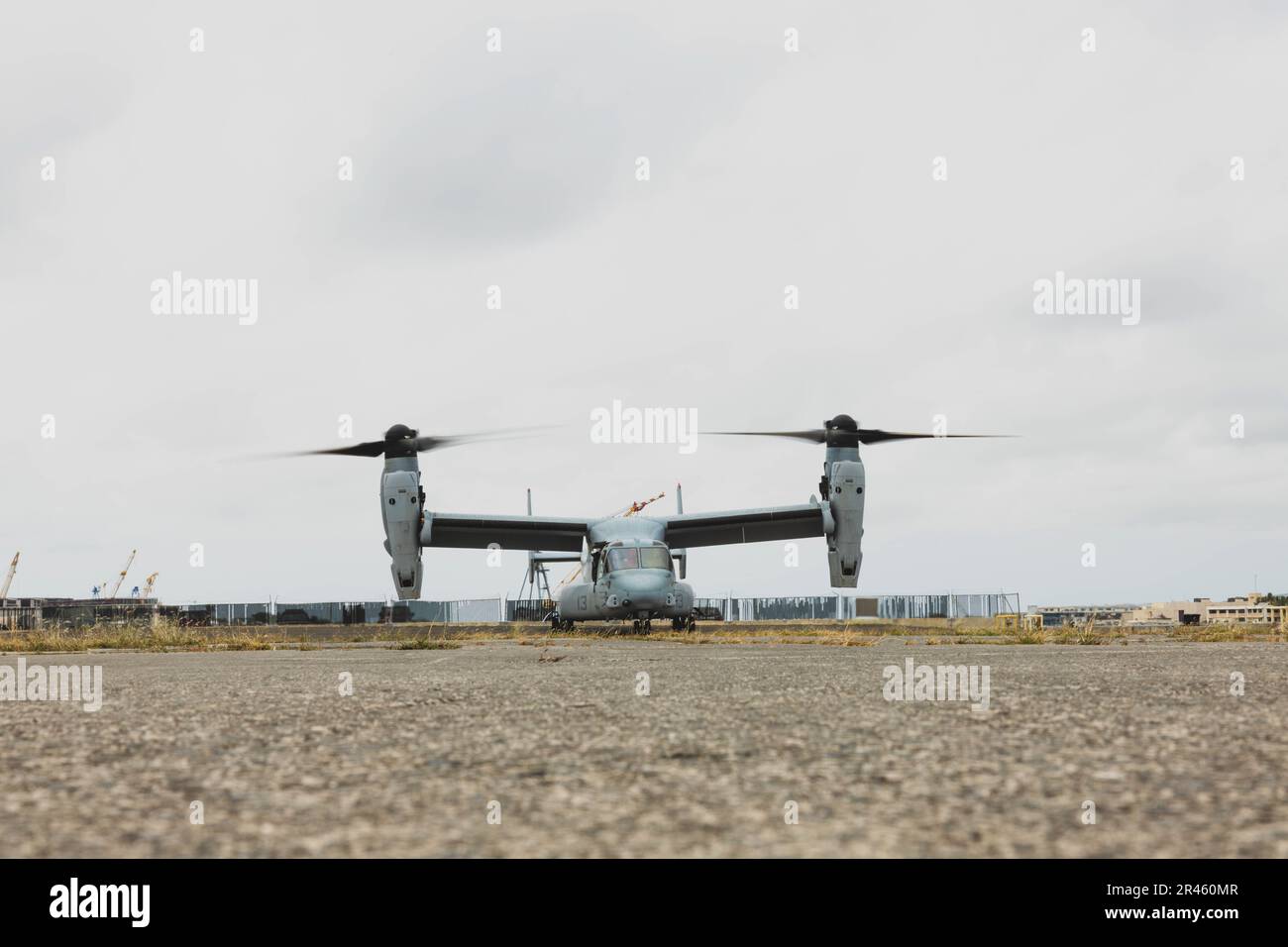U.S. Marines with Marine Medium Tiltrotor Squadron 363 land an MV-22B ...