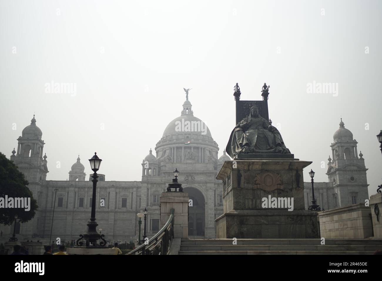 The statue of Queen Victoria in front of the Victoria Memorial ...