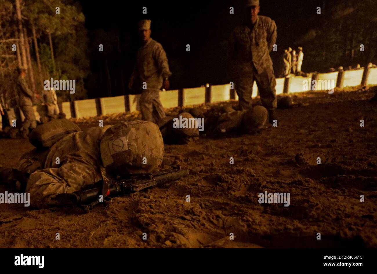 Recruits with Hotel Company, 2nd Recruit Training Battalion, navigate ...
