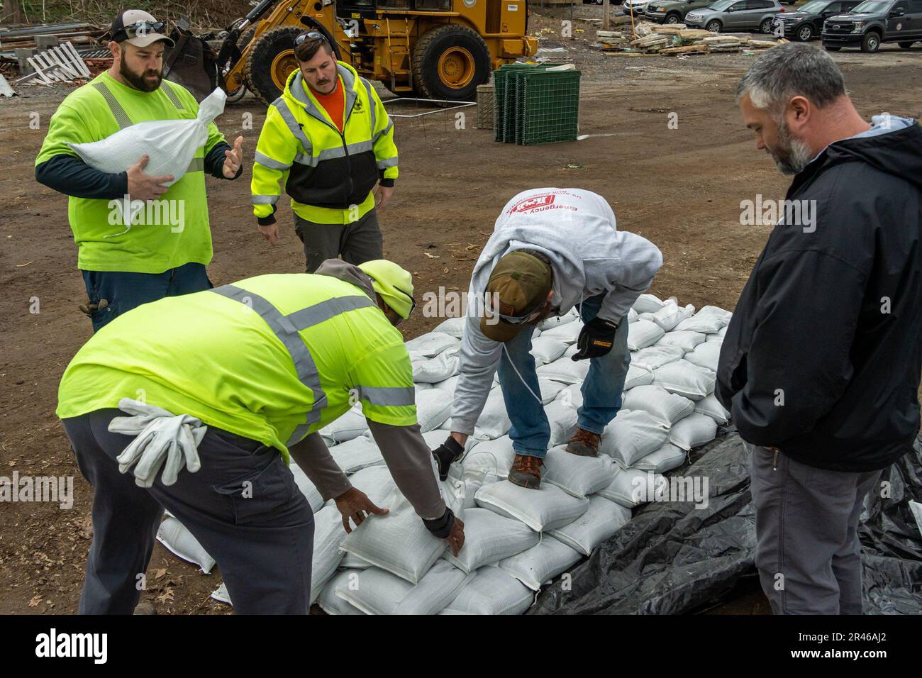 U.S. Army Corps of Engineers Louisville District Emergency Manager Bob ...