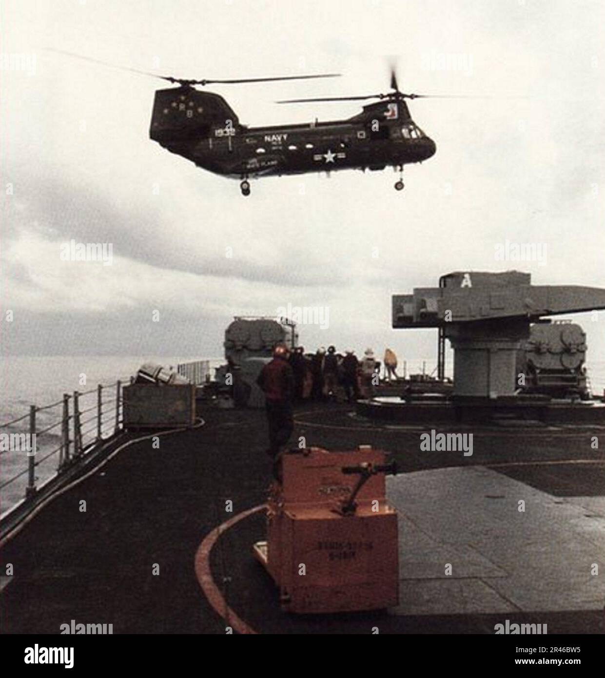 UH-46D of HC-5 delivers cargo to USS Arkansas (CGN-41) in 1986 Stock ...